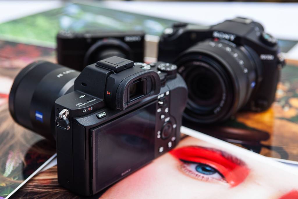 ΑΠΟΣΤΟΛΗ ΣΤΟ ΛΟΝΔΙΝΟ ΓΙΑ ΤΙΣ ΝΕΕΣ SONY α7R II, RX10 II & RX100 IV ...
